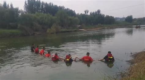 追踪安丘获救女青年向见义勇为青年刘夕友父母送锦旗表感恩 半岛网