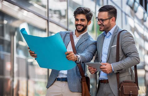 기업 앞에서 프로젝트에 대해 이야기하는 비즈니스 사람들 비즈니스라이프스타일 컨셉 2명에 대한 스톡 사진 및 기타 이미지 2명 30 34세 경영자 Istock