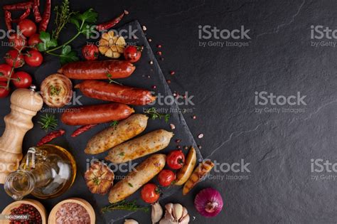 요리용 소시지와 재료 허브와 향신료 야채 로즈마리 그릴 접시에 백리향 그릴 음식 바베큐 돌 테이블에 구운 소시지 맨 위 보기입니다 경관에 대한 스톡 사진 및 기타 이미지