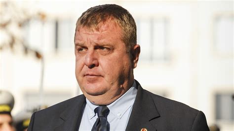 Каракачанов в Македония Процедурата по издаване на български паспорти трябва да се улесни