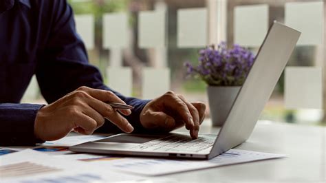 노트북을 사용한 사업가 재무 분석 및 계산기가 있는 회계 보고서 그래프 가리키기에 대한 스톡 사진 및 기타 이미지 가리키기 개념 개발 Istock