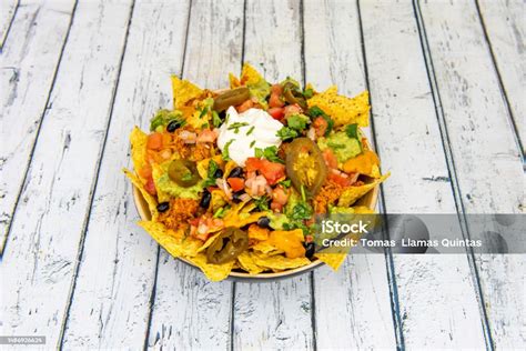 피코 데 갈로 치킨 팅가 얇게 썬 할라피뇨 검은콩 아보카도 과카몰리 크림 치즈 고수를 곁들인 멕시칸 노란 옥수수 나초 가루로 빻은에 대한 스톡 사진 및 기타 이미지 Istock