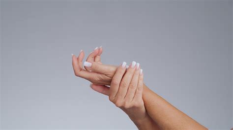 손 여성 보습 및 미용은 스킨 케어 매니큐어 및 미용 치료로 스튜디오 배경에 격리되어 있습니다 깨끗한 피부 천연 화장품 및 피부과 목업 공간으로 손과 손톱 관리 손에 대한