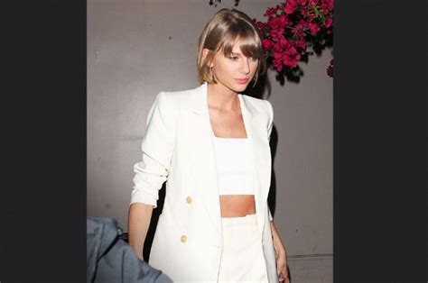 Tampil Kece Maksimal Pakai Celana Panjang Putih Ala Taylor Swift