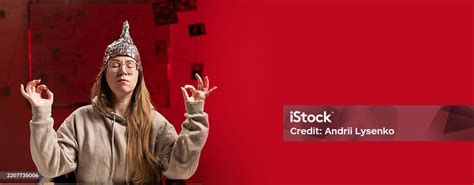 보호용 호일 모자와 안경을 쓴 여성 음모론자는 직업 과정에서 명상하는 신화를 폭로합니다 음모 이론 개념 정신 분열증 작품 기치 35 39세에 대한 스톡 사진 및 기타 이미지