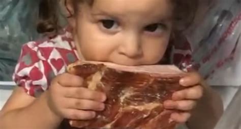 Del Cia M E Flagra Filha Comendo Pe A De Bacon Escondida E Diverte A Web Veja V Deo