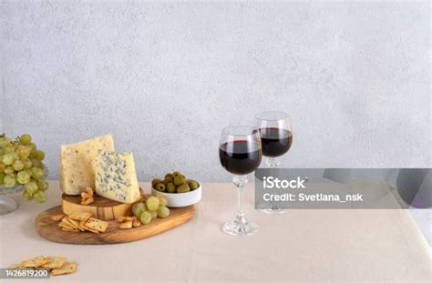 가벼운 테이블 배경에 포도와 치즈가 들어간 적포도주 잔 치즈와 과일을 곁들인 레드 와인 텍스트를 위한 공간 0명에 대한 스톡 사진 및 기타 이미지 Istock