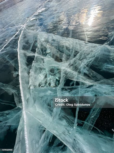 얼어 붙은 호수에 하얀 거품과 균열이있는 겨울 얼음의 자연스러운 질감 얼어붙은 바이칼 호수 표면의 얼음과 균열의 추상적인 배경 0명에 대한 스톡 사진 및 기타 이미지