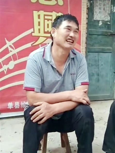 大衣哥朱之文出席活動，兒子小偉搖頭晃腦緊隨其後，收入讓人羨慕 每日頭條