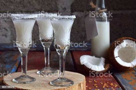 코코넛 리큐 르 유리 깨진된 코 코입니다 맛 있는 Pinacolada 우유와 럼 칵테일입니다 알코올 음료의 주류 유리 병 및 총입니다 공간 복사 0명에 대한 스톡 사진 및