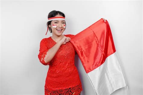 Feliz Mujer Indonesia Sonriente Con Kebaya Roja Y Diadema Sosteniendo La Bandera De Indonesia