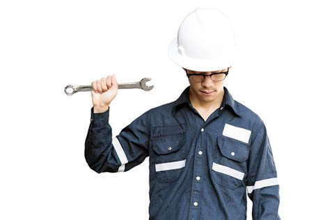 아시아 남자 엔지니어 또는 기술공 흰색 헬멧 안경 렌치를 들고 파란색 작업 셔츠 정장에 흰색 정비공 및 클리핑 패스와 함께