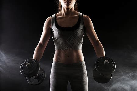 抬起哑铃女子热情运动肌肉生活方式专注休闲运动员力量身体高清图片下载 正版图片321554989 摄图网
