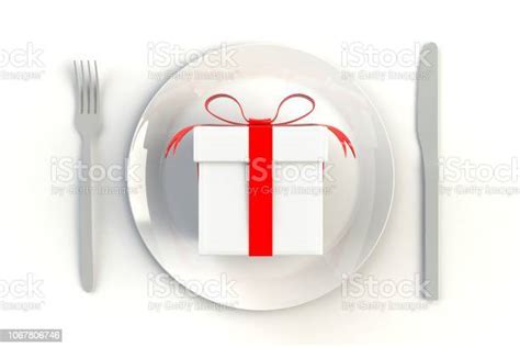 크리스마스와 새 해 첫날 접시 칼 및 포크 흰색 테이블 배경 3d 렌더링에 빨간 리본을 가진 선물 상자 0명에 대한 스톡 사진 및 기타 이미지 Istock