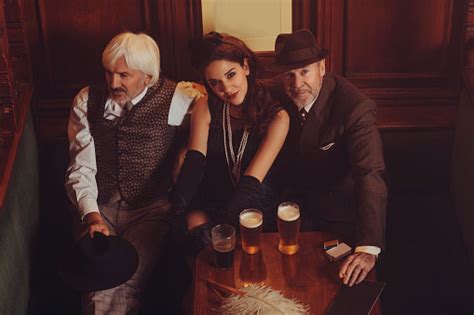 축 하 복고풍 술집 구식 2 수석 남자와 젊은 여 자가 마시는 맥주 파티 3 명에 대한 스톡 사진 및 기타 이미지 3 명 남자 마시기 Istock