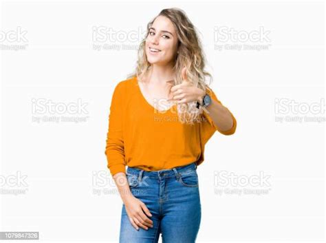 행복 한 엄지손가락 손으로 제스처를 하 고 격리 된 배경 위에 아름 다운 젊은 금발 여자 승인 성공을 보여주는 카메라를 보고 하는 식 엄지손가락을 위로에 대한 스톡 사진 및