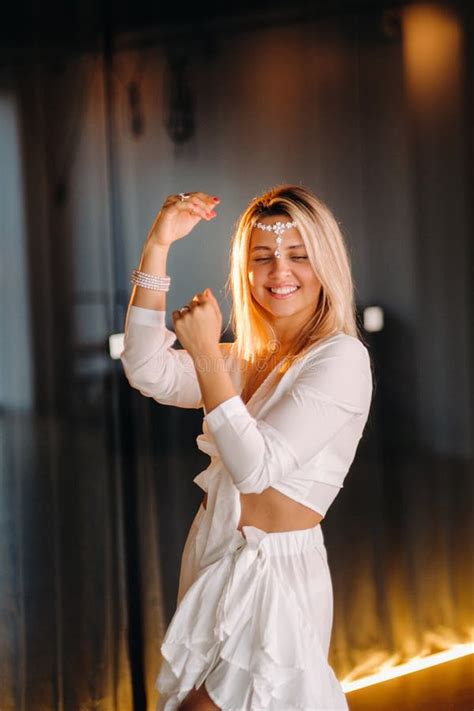 Hermosa Sonriente Con Un Vestido Blanco Bailando En El Gimnasio Imagen