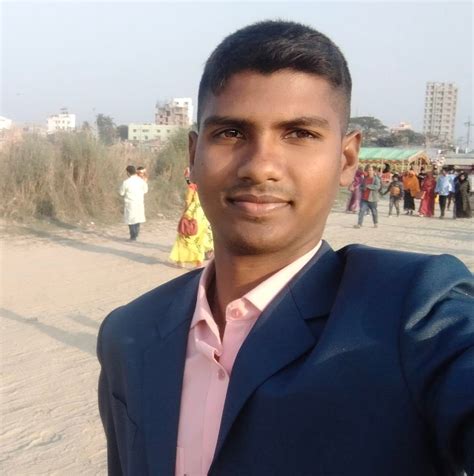 গোলাপি রংন্গের সবুজ পাতা Home