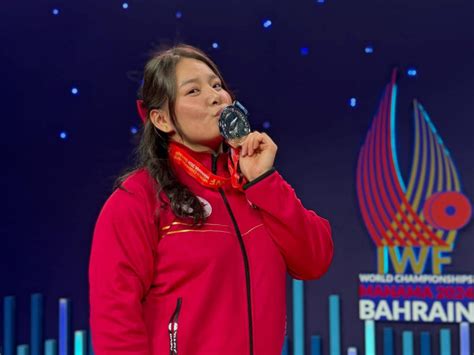 М Анхцэцэг хүндийн өргөлтийн ДАШТ ээс мөнгөн медаль хүртлээ Isee Mn