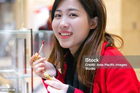 화장품 부서 Shanghhai 중국에서 립스틱을 검사 하는 아름 다운 아시아 여자 20 24세에 대한 스톡 사진 및 기타 이미지 20 24세 2017년 공휴일