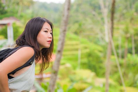 국어의 젊은 아름 답 고 행복 한 아시아 열 대 쌀 테라스 미소에서 휴일을 즐기는 백 패 커 여자 아시아 여행 대상 개념에서 기쁘게 생활 야외 초상화 관광에 대한 스톡 사진