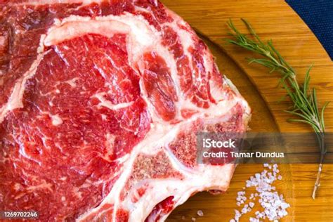 식탁에 있는 소고기 향신료 로즈마리 립 아이 스테이크 재료 후추와 거친 소금 0명에 대한 스톡 사진 및 기타 이미지 0명 갈비 음식 건강한 생활방식 Istock