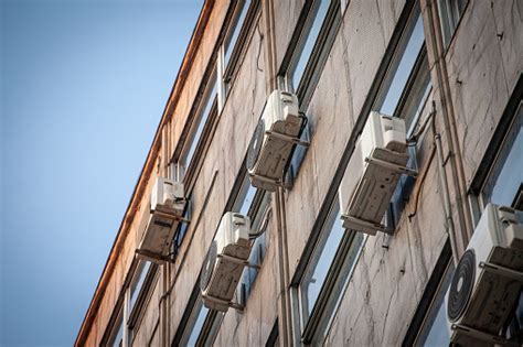 건물 파사드에 설치된 에어컨 장치는 도시 냉방 시스템을 보여줍니다 그들은 내부를 식히는 데 사용되지만 많은 전기를 소비합니다 0명에 대한 스톡 사진 및 기타 이미지 Istock