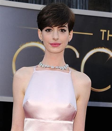 Anne Hathaways Gown Becomes This Years Oscars Meme