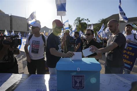 Cracks Are Emerging In Israels Military Reservists Threaten Not To