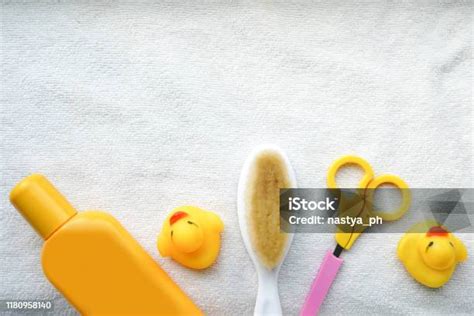 복사 공간 어린이 샴푸 모형 노란색 오리 헤어 브러시와 흰색 수건에 아기 목욕 제품 샴푸에 대한 스톡 사진 및 기타 이미지 샴푸 어린 시절 0명 Istock