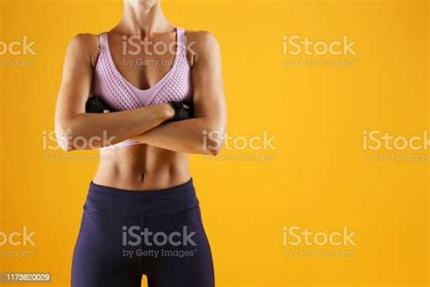 좋은 모양의 젊은 아름다운 여자의 자른 샷 스포티 한 라이프 스타일 컨셉 가냘픈에 대한 스톡 사진 및 기타 이미지 가냘픈 강사 건강한 생활방식 Istock
