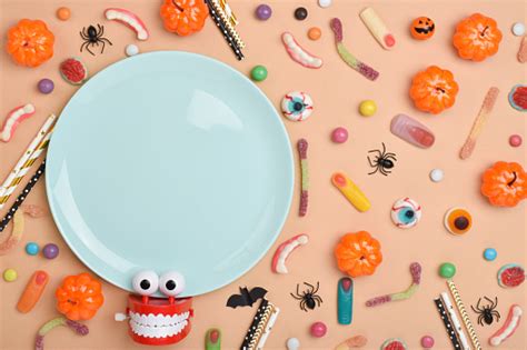 주황색 배경에 다양한 과자의 배경에 파란색 접시와 텍스트 장소 가을에 대한 스톡 사진 및 기타 이미지 가을 거미 검은색 Istock