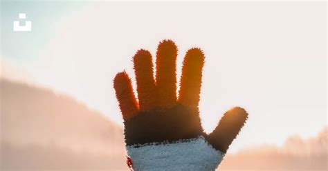 흰색 검은색 빨간색 양털 장갑을 낀 사람 사진 Unsplash의 무료 장갑 이미지