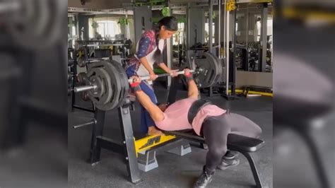 Gym Ka Viral Video Man Takes Girl For Help In Exercise In Gym Gets Stuck In Bench Press Video