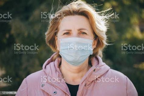 의료 마스크에 여자입니다 깊게 숨을 들이쉬고 야외에서 녹색 배경의 카메라를 바라볼 수 있습니다 의료 및 의료 개념 갈색 머리에 대한 스톡 사진 및 기타 이미지 Istock