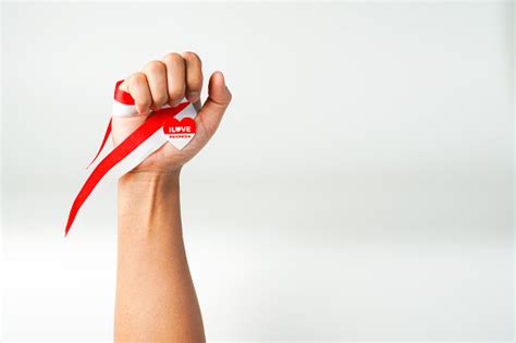 8 월 17 일 인도네시아 독립 기념일의 리본 빨간색과 흰색 깃발을 들고 나는 흰색 배경에 고립 된 인도네시아를 사랑합니다 Indonesian Independence Day