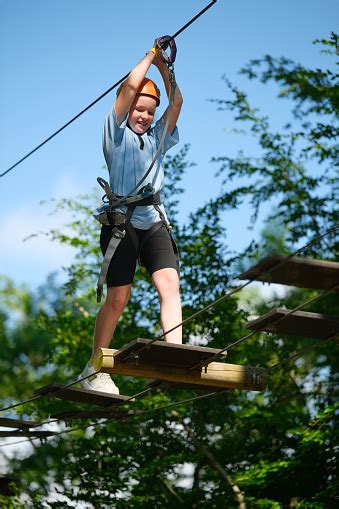 야외 익스트림 어드벤처 로프 파크에서 즐거운 시간을 보내는 어린 소녀의 초상화 활동적인 어린 시절 야외에서 놀기 8 9 살에 대한 스톡 사진 및 기타 이미지 Istock
