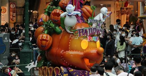 개천절 연휴 마지막날 놀이공원 찾은 시민들