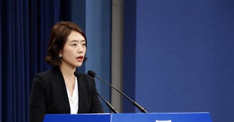 청와대 한국당 문 대통령 조롱 영상에 대한민국에 어울리는 정치인가