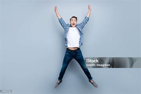 세련 된 잘생긴 좋은 유행 백인 남자 캐주얼 청바지와 체크 무늬 셔츠 비행 위로 속이 고 손 빛 회색 배경에 고립의 전체 길이 몸 크기 경외감에 대한 스톡 사진 및 기타