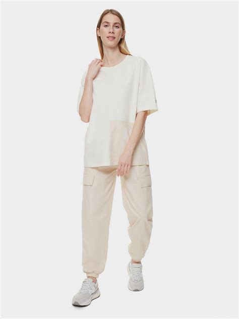 З чим носити білі кросівки топ 7 ідеальних образів ВІКНА Новини Калуша та Прикарпаття