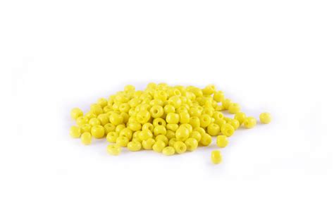 구슬은 흰색 배경에 확산 구슬의 배경 또는 질감 클로즈업 매크로 패션 의류 를 마무리에 사용됩니다 비드 목걸이 또는 패션 의 여성을위한 구슬을 만들 비드 크로 셰 뜨개질