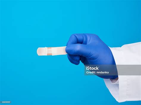 흰색 코트를 입은 남성 의사 파란색 라텍스 의료 장갑은 섬유 의료 용 접착제 석고를 보유하고 간호사에 대한 스톡 사진 및 기타 이미지 Istock
