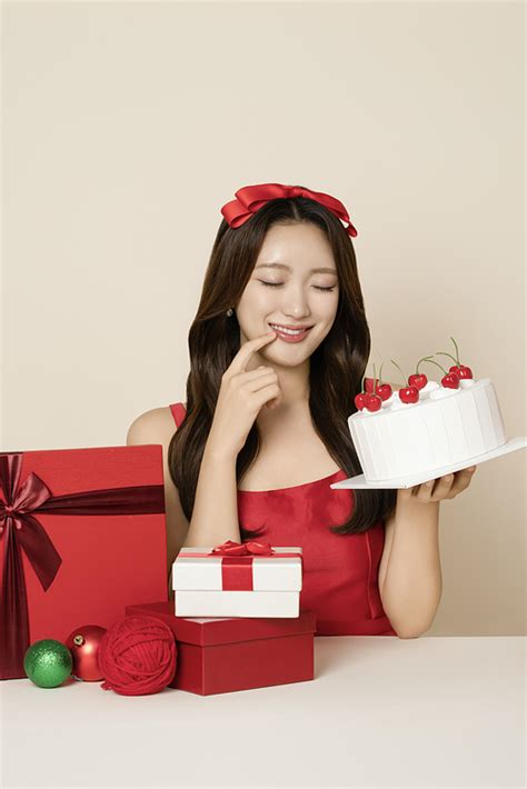 크리스마스 케이크를 들고 포즈를 잡고 있는 빨간 드레스를 입은 20대 여성 유토이미지 상세페이지 베이직샵 사진 22782453