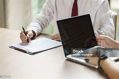 사무실 비즈니스 및 인적 자원 개념에서 면접 중에 이력서를 읽는 심사관 2명에 대한 스톡 사진 및 기타 이미지 2명 객실 있음 경영자 Istock