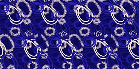 현대적인 추상 벡터 패턴은 깊은 네이비 배경에 진한 파란색과 흰색의 점선 질감이있는 역동적 인 겹치는 원을 특징으로합니다 예술적이고 활기찬 디자인 0명에 대한 스톡 벡터