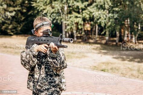 광학 광경을 들여다보는 소년무기 야외에서 레이저 태그 촬영 게임을 하는 어린이 전쟁 시뮬레이션 게임 8 9 살에 대한 스톡 사진 및 기타 이미지 Istock