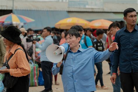 រដ្ឋមន្ត្រីក្រសួង ការងារ ចុះ ទទួល ស្វាគមន៍ បងប្អូន ពលករ ខ្មែរ ដែល សម្រុក ត្រឡប់ មក ពី ប្រទេស ថៃ