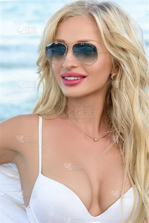 漂亮的年轻性感的金发女人在海滩上摆姿势素材 花瓣网