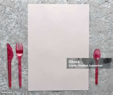 회색 콘크리트 표면에 복사 공간 플라스틱 나이프와 포크에 대 한 종이의 흰색 시트 음식 개념입니다 평면도 개체 그룹에 대한 스톡 사진 및 기타 이미지 Istock